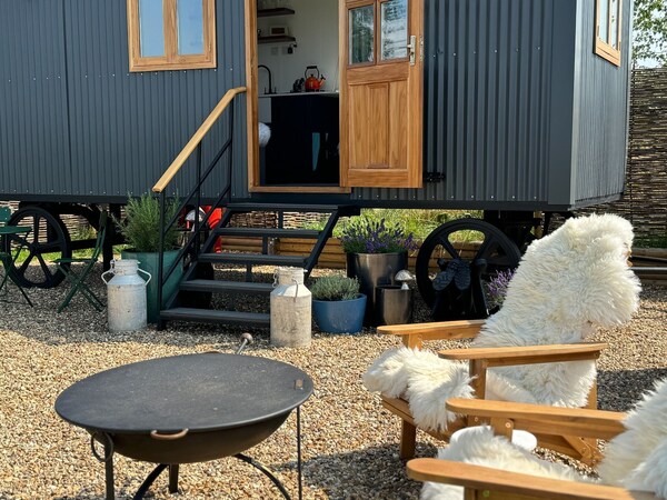 Shepherd Hut In Oxford With Scandinavian Hot Tub In A Wild Meadow. Pet Friendly! - Oxford