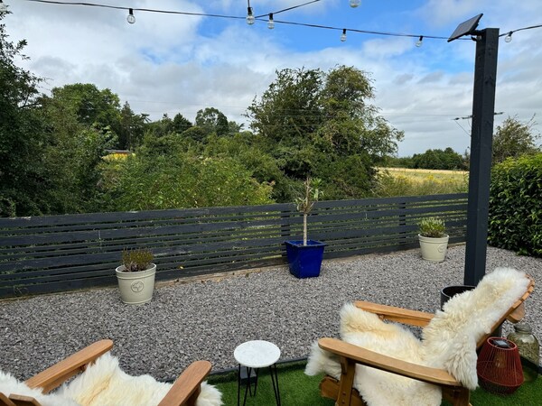 Luxury Cedar Cabin In An Ancient Village Nr Oxford, Private Garden With Views. - Oxford