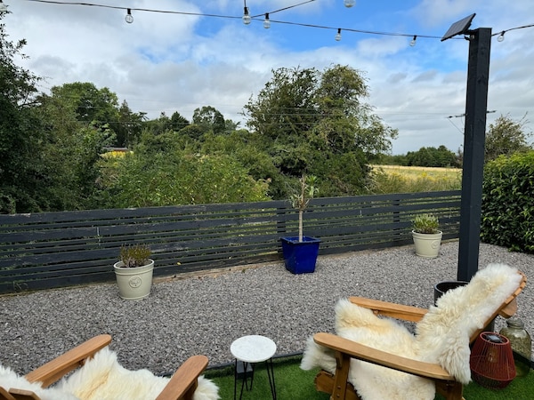 Luxury Cedar Cabin In An Ancient Village Nr Oxford, Private Garden With Views. - Oxford