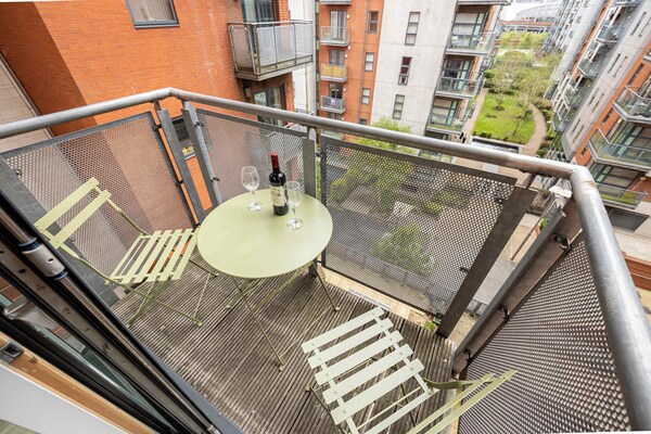 2 Bed Central Flat, Free Parking By City Superhost - HOME Theatre Manchester