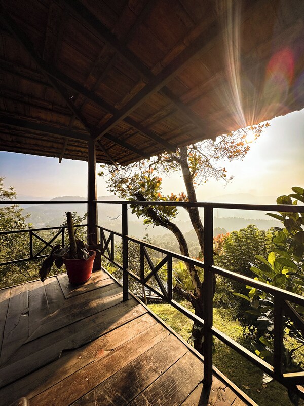 Entire Property:1bhk Cottage With Attic,kitchen & Sunset View Deck |Near Munnar - Idukki