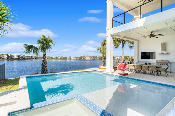 Resort Style Luxury Waterfront Private Pool, Outdoor Kitchen 7bd 8ba Gated - Destin