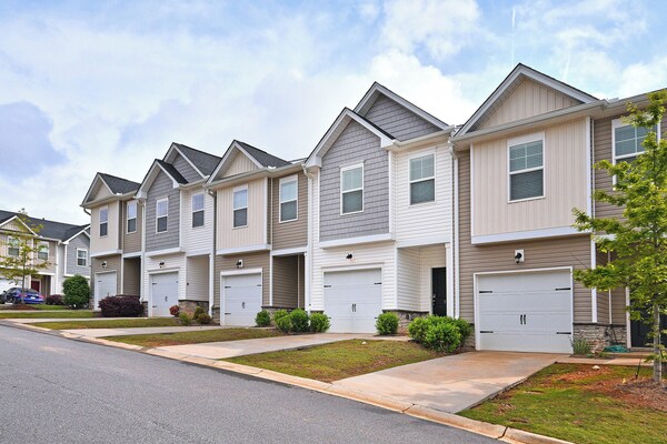 Spacious 3br Condo Near Downtown Greenville, I-85, Shopping, Dining, And More! - Greenville, SC
