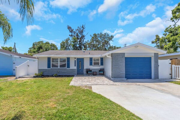Ultimate Florida Getaway: 2 Units, 1 Great Stay! - St. Petersburg, FL