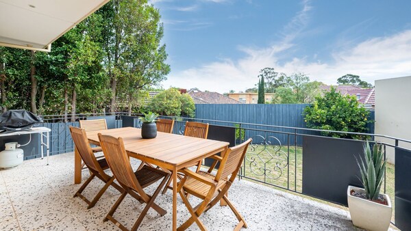 Miss Peregrine In Brighton East - Mordialloc