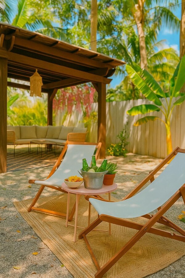 Magic House & Patio Under Majestic Tree, Walk To Luxury Shops & Top Miami Area - Miami, FL