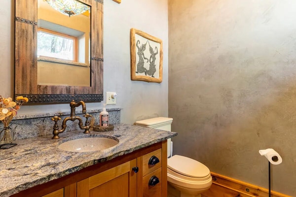 Designer's Spacious Nature Retreat Close To Town With Ac, & Wifi In Nevada City - Nevada City, CA