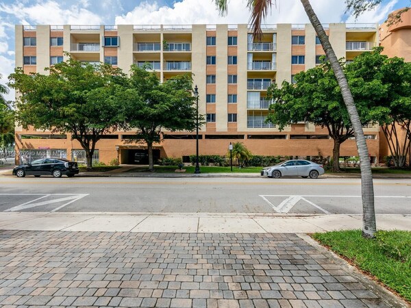 Spacious Chic Sunny Isles Retreat  Walk To Beach, Shops & Dining No Hidden Fees - Sunny Isles Beach, FL