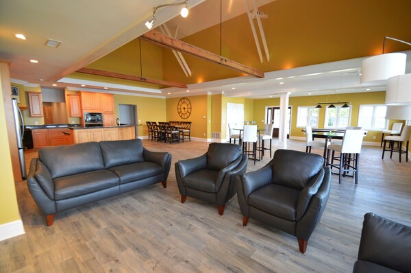 One Bedroom Lakefront Suite At Our Lakefront Paradise.  Pool, Hot Tub, Kayaks And More.  Sleeps 2 Adults - Finger Lakes, NY