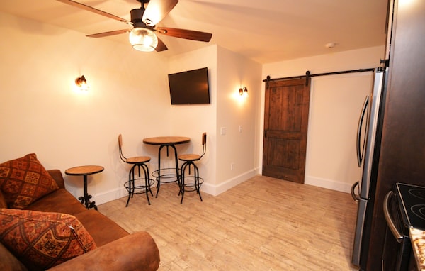 One Bedroom Lake View Suite At Our Lakefront Paradise.  Pool, Hot Tub, Kayaks And More.  Sleeps 2 Adults - New York (staat)