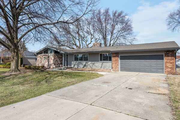 Beautiful Mid-century 5-bedroom Ranch With Ac, Wifi In Pleasant Clinton Township - Warren, MI