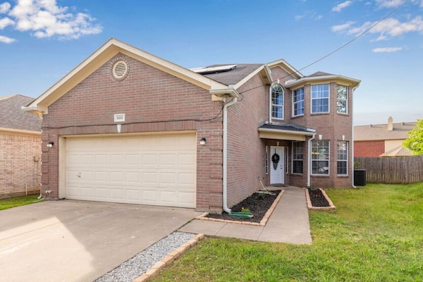 Charming 3-bedroom House With Ac, Wifi In Quiet Area Euless - Grapevine, TX