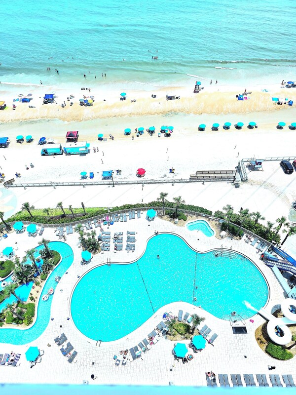Stunning Ocean Sunrise Escape. One Bedroom With Full Kitchen And Free Parking - Daytona Beach, FL