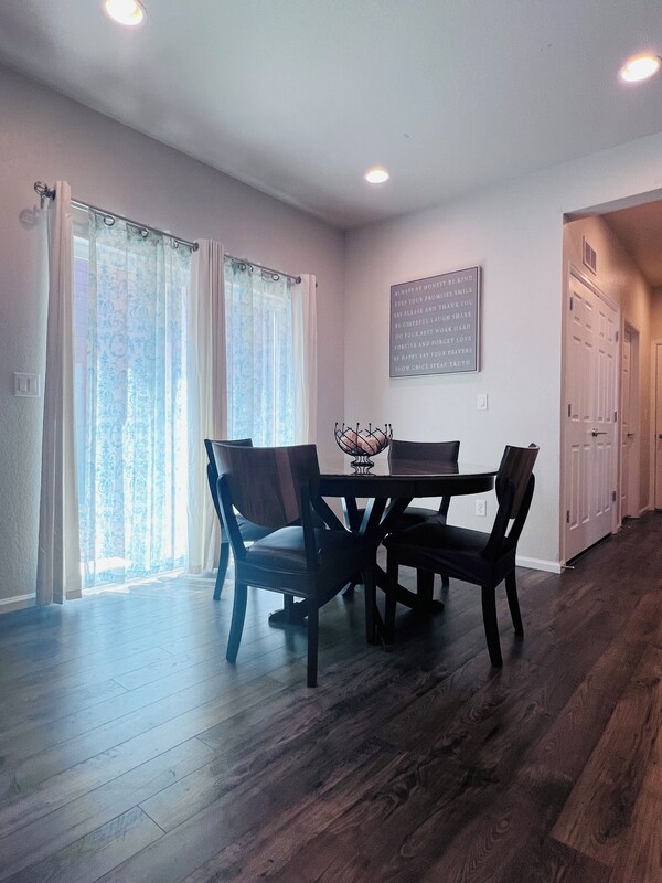Bright Modern Retreat Near Dia & Gaylord Resort - Aurora, CO