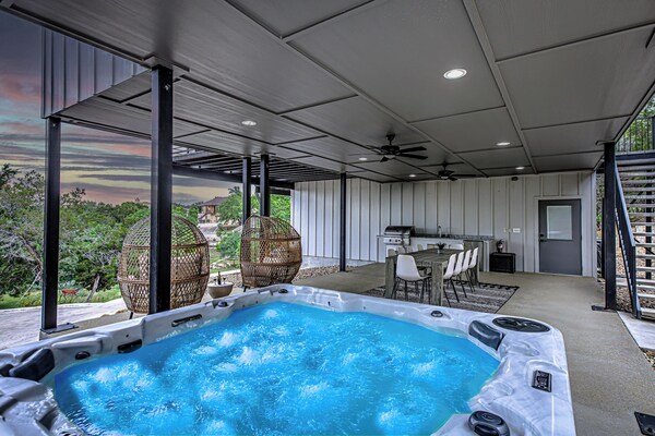 New Listing! Stunning Lakehouse With Views, Hot Tub & Game Room! - Lakeway, TX
