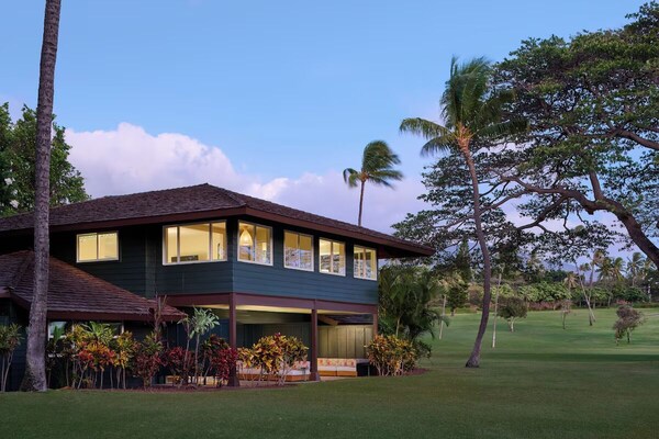 Spacious Island-style Bungalow With Garden Views And Walkable Beach Access - Lahaina, HI