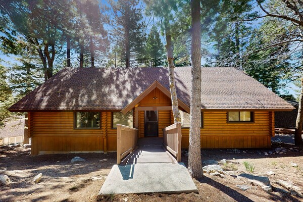 Grand Mountain Retreat W/ Piano, Fast Wifi, Fireplace, Private Deck - Crestline, CA