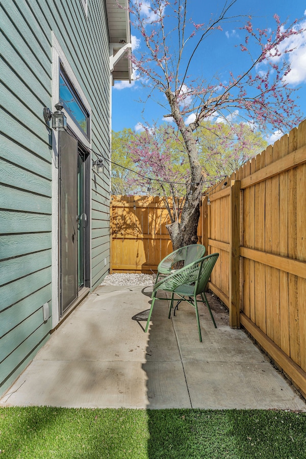 Charmingly Stylish 1-bed Loft Apt! Wonderful Lawrence Barker Neighborhood - Lawrence, KS