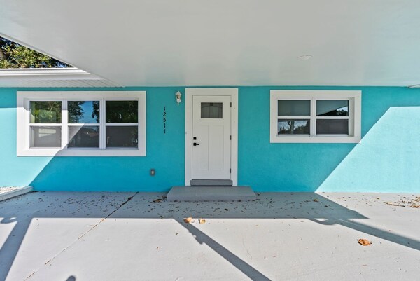 The Blue River House. 3-bedroom Pool House In Peaceful Fort Myers With Ac, Wifi - Lehigh Acres, FL