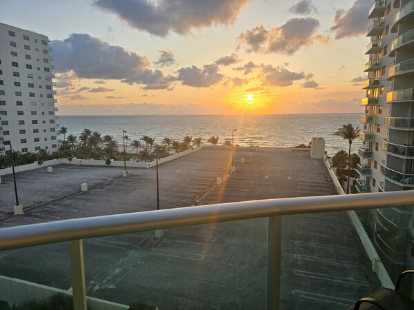 Chic And Modern 1-bedroom Apartment With 0cean View, Wifi In Vibrant Hollywood - Hollywood, FL