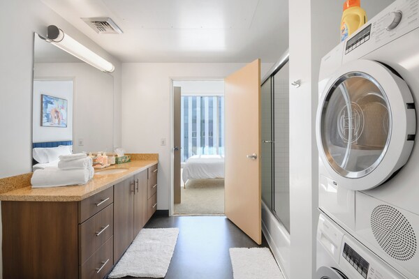 Astonishing View 1bdr With Luxury Amenities - Hollywood, CA