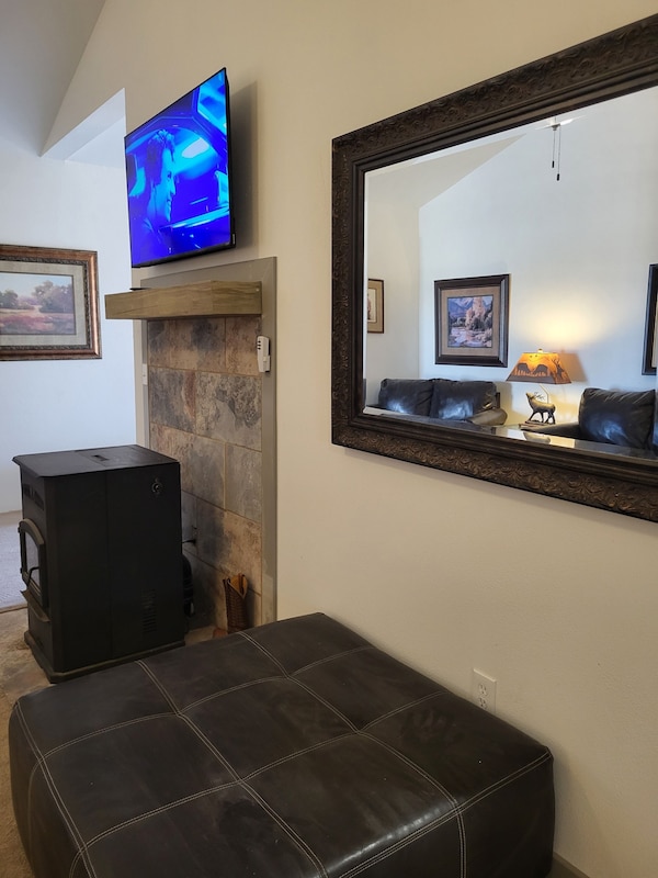 Soothing 1 Level 4-bedroom Duplex With Wifi In Laramie - Laramie, WY