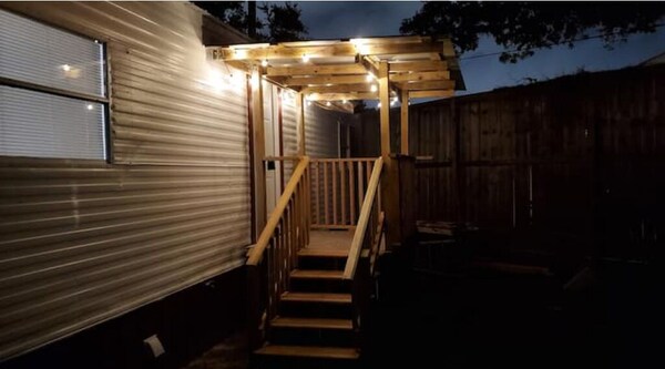 Cozy 2bd/2ba Mobile Home/ Ac, Wi-fi, W/d, Kitchen, Prime Central Location - Lake Charles, LA
