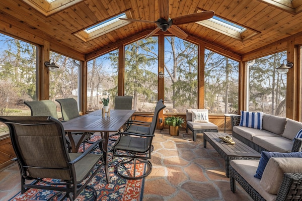 The Lighthouse ~ Sleeps6+ ~ Pet Friendly ~ Walk To Downtown Lake Geneva - Lake Geneva, WI