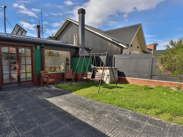 House With Quincho, Playroom And Garden In Ushuaia - Ushuaia