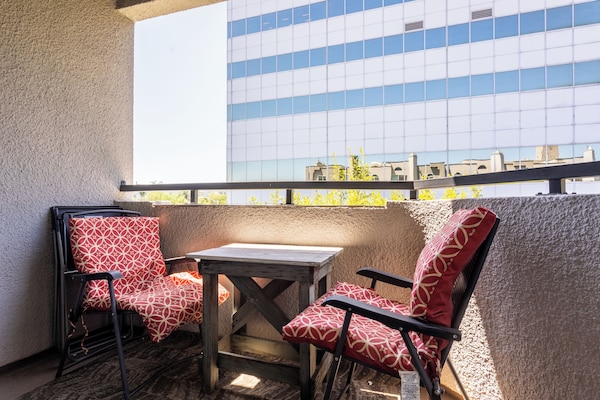 Monthly Special: 2-bedroom Apartment In Sherman Oaks - Los Angeles, CA