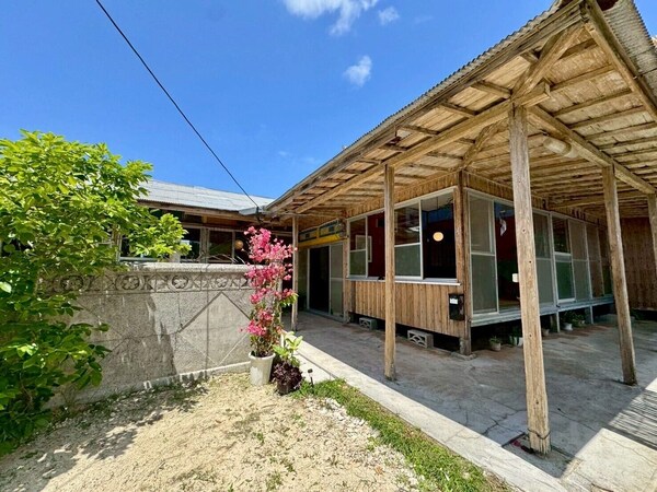 【大人数で泊まれる一棟貸し】なかまあじーんやー(手久津久)【海近くの素敵な島暮らし体験】 - Japan