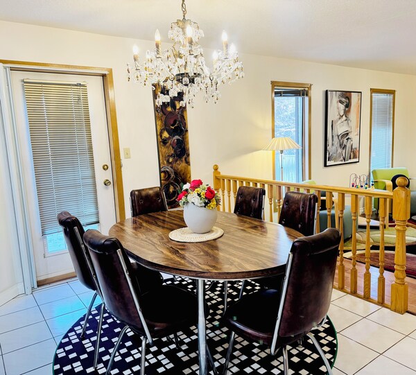 Kid's Paradise 4br Home |Near West Edmonton Mall|antonyhenday|a/c| Kingbed|cribs - Alberta
