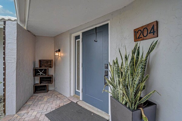 New Remodel-private Pool- Elegant Coastal Chic-15 Minutes To Anna Maria Island - Longboat Key, FL