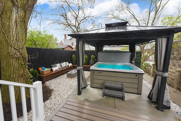 Hot Tub | Arcade | Off-street Parking | Grandview! - Pittsburgh, PA