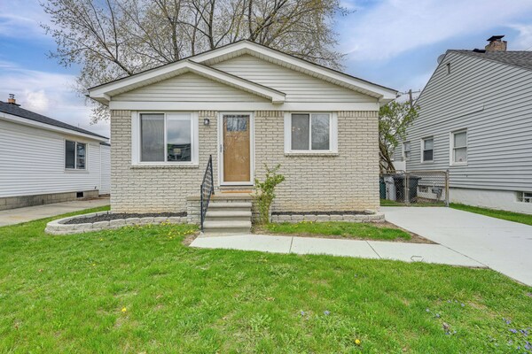 3 Mi To Dtwn Royal Oak: Getaway W/ Fenced Yard! - Troy, MI
