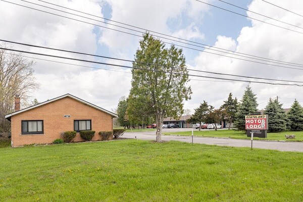 Charming Room W/ Private Bath And Wi-fi In Brownstown! - Gibraltar, MI