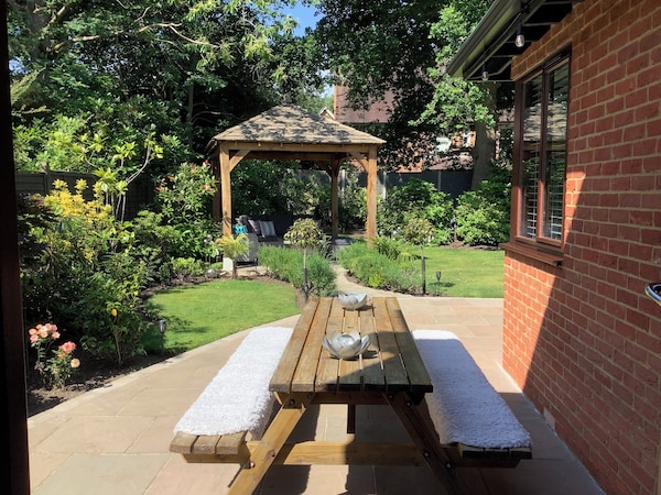 3 Bed Luxury Family Home, With Self-check In & Direct Train To London - Guildford, UK