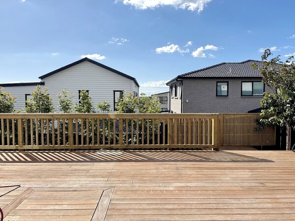 Spacious 7 Brs & 4.5 Bhs House On Longhorn Drive - Clevedon