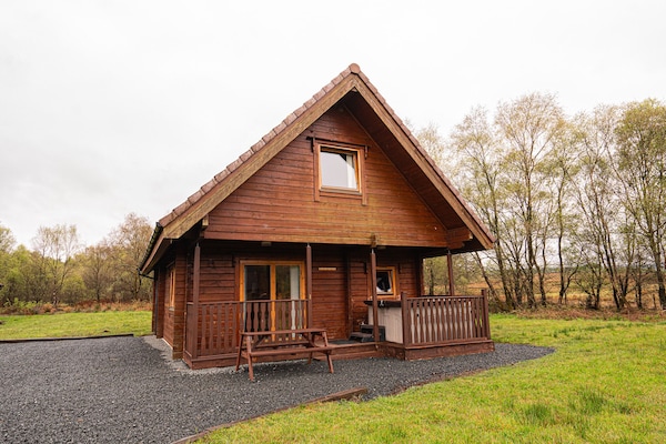 Rustic Lodge Retreat With Hot Tub, Sleeps 6 - Aberfoyle