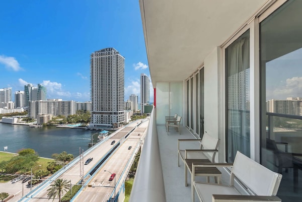Spacious Waterfront Escape - Balcony Bliss - Hallandale Beach, FL