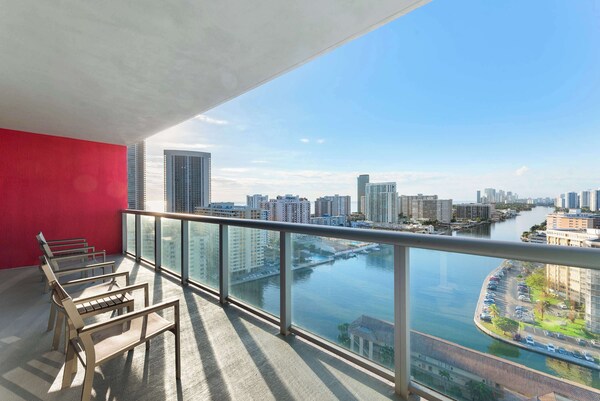 Ultimate Coastal Getaway: Waterfront Views, Pool, & Beach Access Nearby - Hallandale Beach, FL