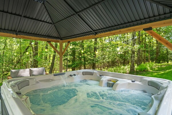 Spacious, Game Room, Seclusion, Hot Tub, And More! - Pocono Lake, PA