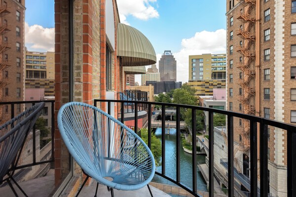 Riverwalk Plaza - Double Queen With Balcony - Alamo Heights, TX