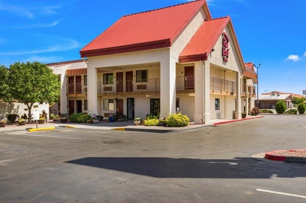 Convenience & Comfort: Spacious Unit Close To Downtown & Cultural Center - Gallup, NM