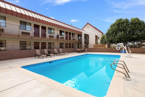 2 Pet-friendly Units For Families Exploring Gallup - Free Parking, Breakfast - Gallup, NM