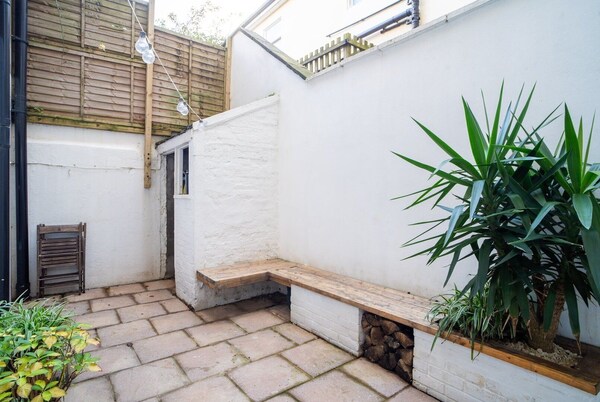 Spacious Flat By The Lanes | King Bed & Workspace - Hove