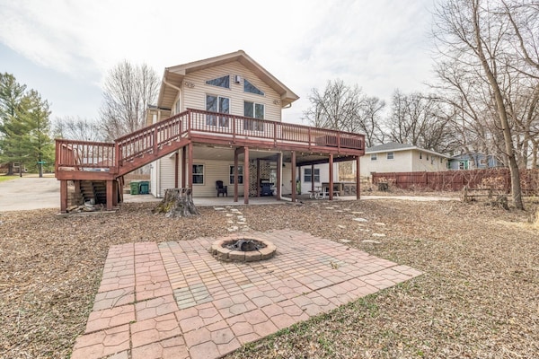 New! Blaine 5br Haven Hot Tub, Space & Fun - Minnesota