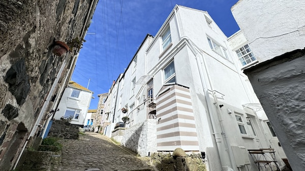 Sleeps 6 Guests In 3 Bedrooms - Carbis Bay