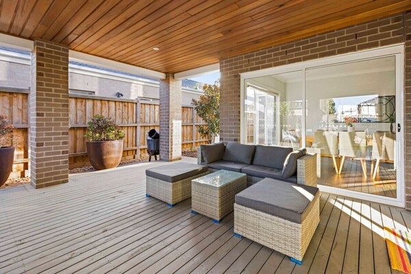 Stayau Contemporary 5brm Families Home Point Cook - City of Wyndham