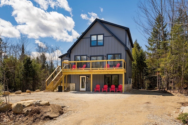 Pointers Den-fireplace, Arcade, 2 Primary Suites - Maine